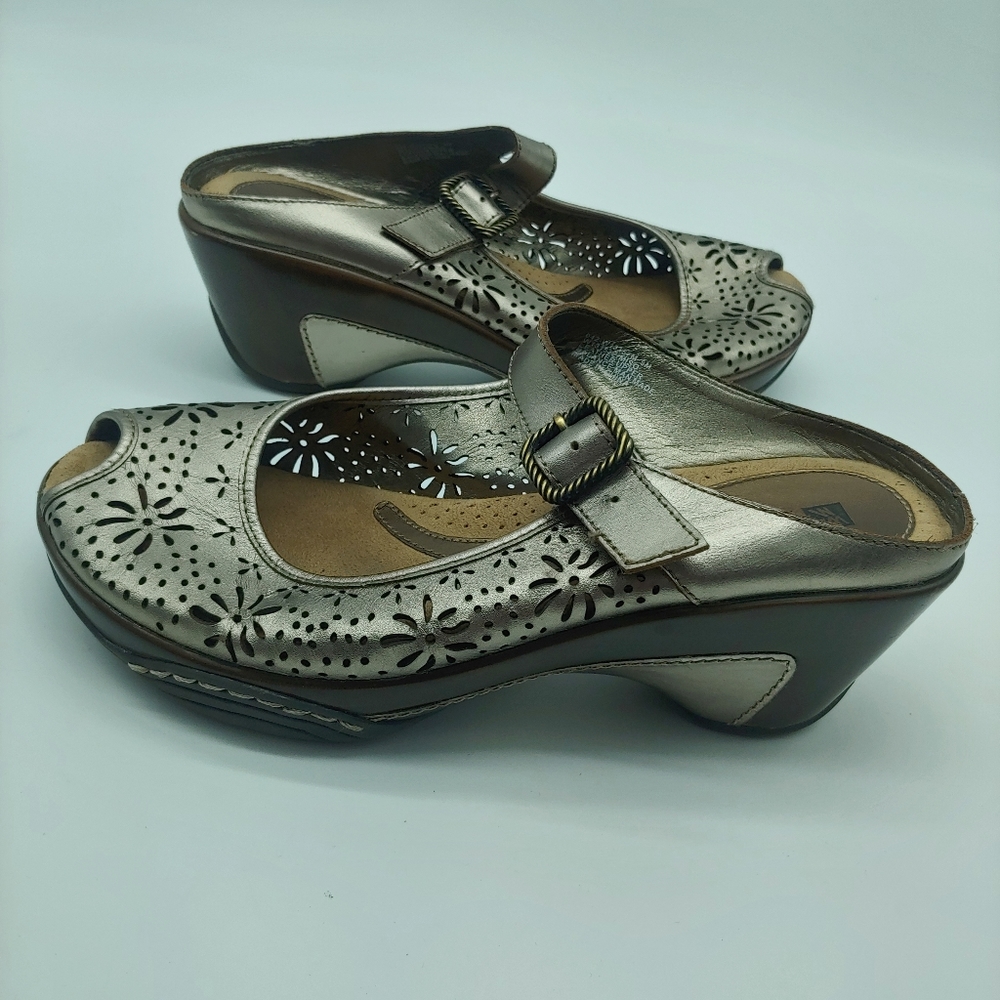 White Mountain | Metallic Gold Copper Wedge Heels - Gem